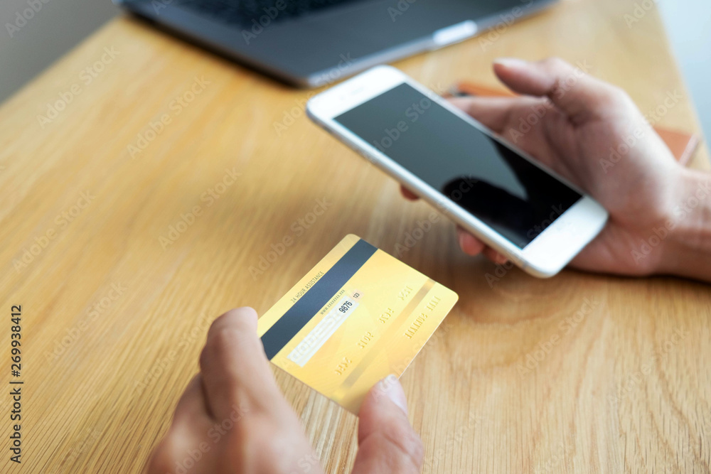 Using a credit card to pay online, use a smartphone for online shopping ...