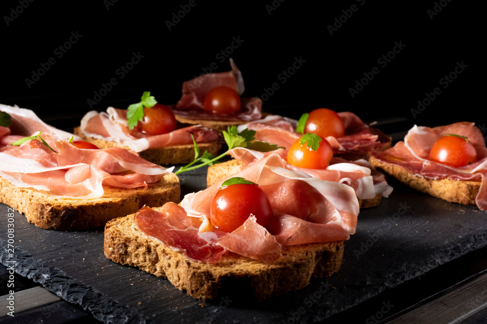 jamón serrano sobre pan tostado con tomate cherry y perejil, en clave ...