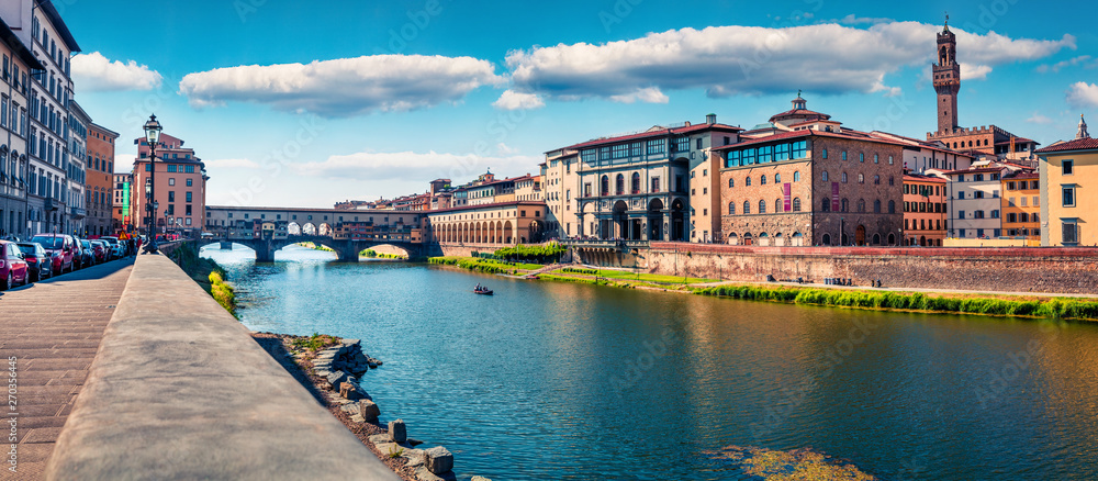 Sunny spring cityscape of Florence with Old Palace (Palazzo Vecchio or ...