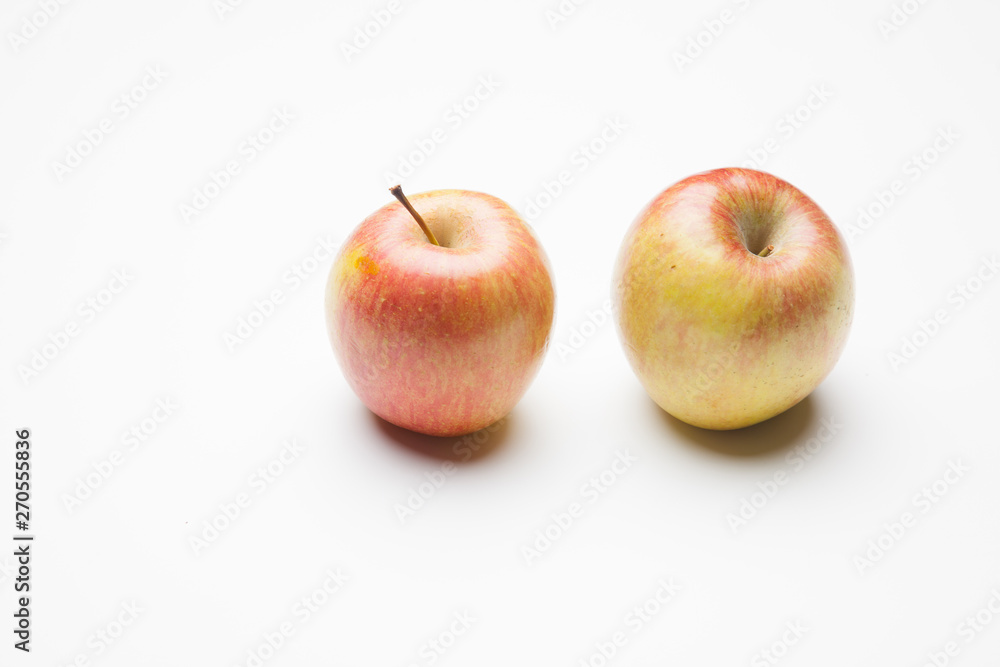 Manzana fuji, fruta sana y saludable, llena de vitaminas, sobre fondo ...