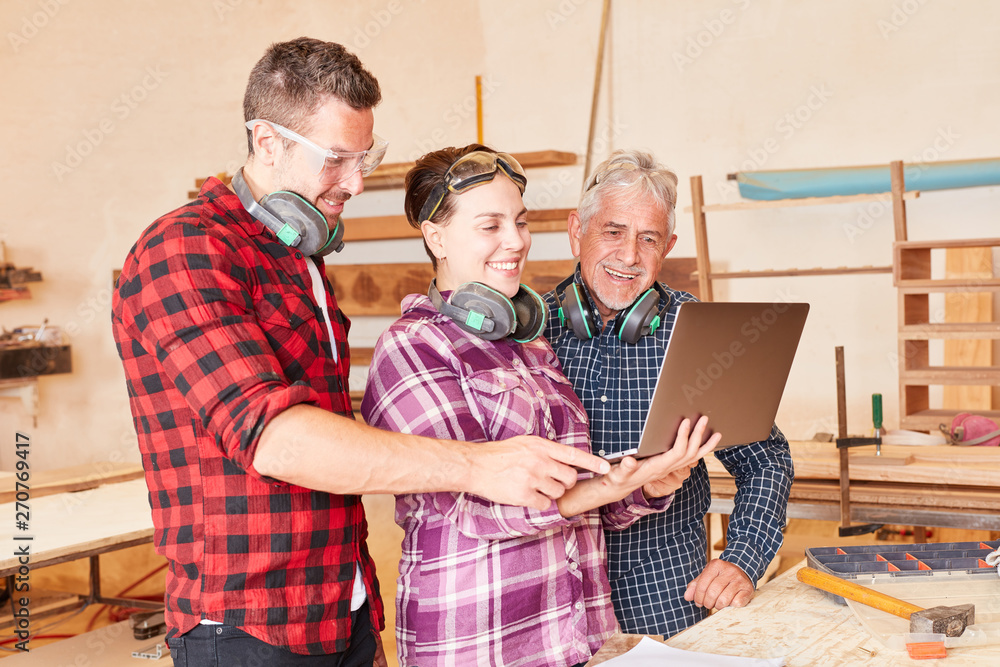 Handwerker Team mit Lehrling am Laptop Stock Photo | Adobe Stock