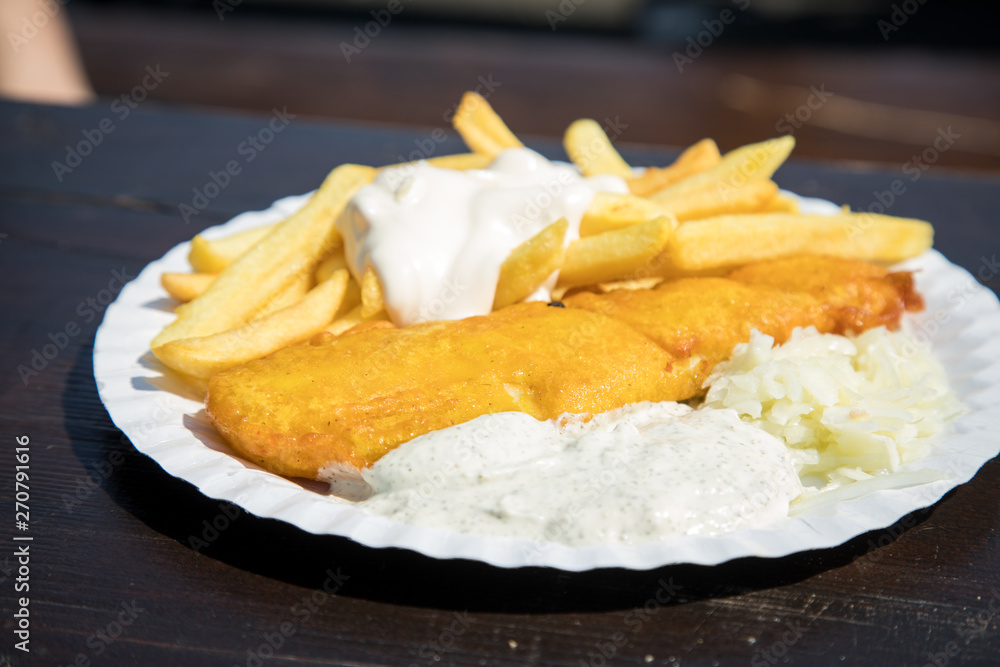 Fotka „Seelachs Backfisch im Bierteig mit Remoulade, Pommes, Mayonnaise ...