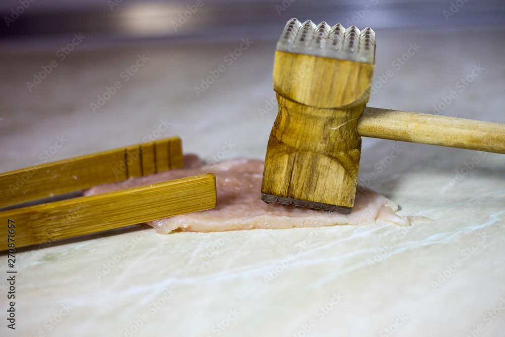 The chef in the kitchen prepares meat for a delicious meal.Koncept ...