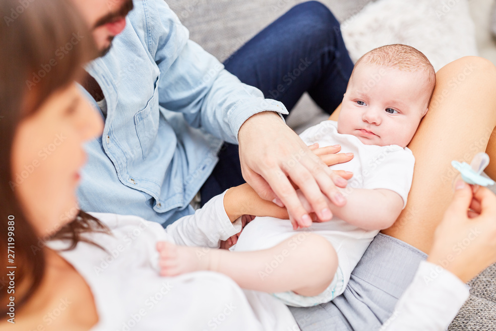 Eltern sitzen entspannt mit ihrem kleinen Baby Stock Photo | Adobe Stock