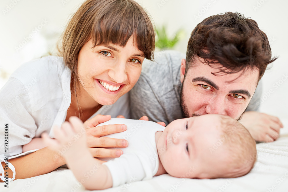 Glückliche Eltern zusammen mit ihrem Baby Stock Photo | Adobe Stock