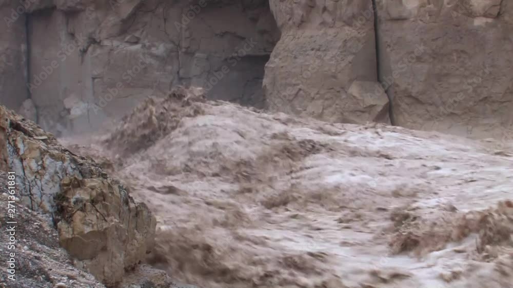 Flash flood in the desert Flash flood, Wadi Nekarot, Negev Desert ...