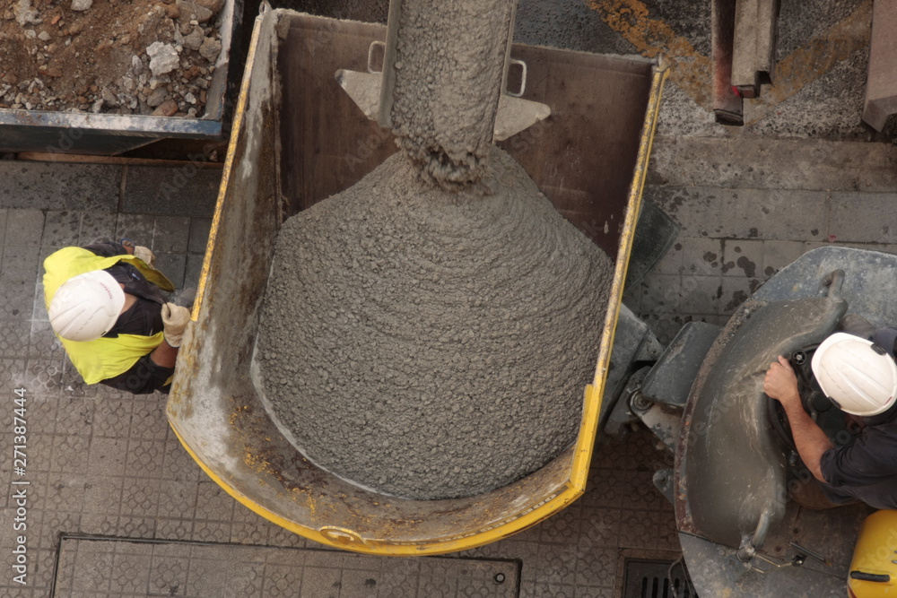 Cargando el dumper de hormigón Stock Photo | Adobe Stock