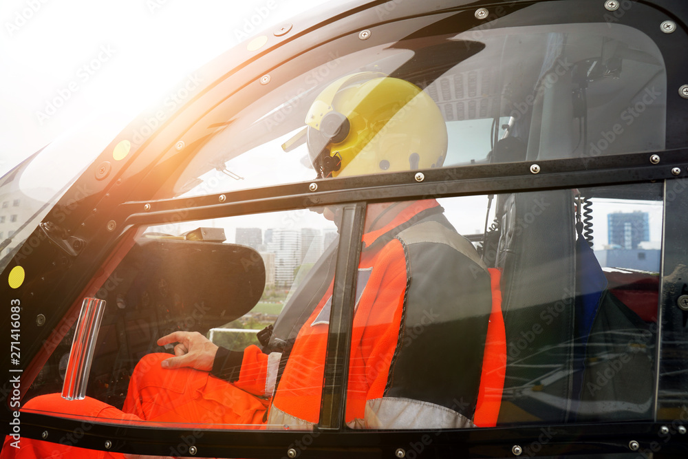 Foto de Doctor of an air ambulance as a co-pilot on board a rescue ...