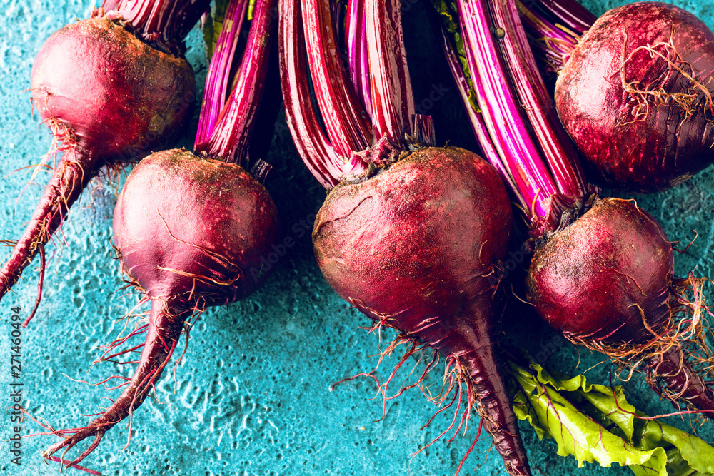 Großaufnahme von frischen reifen ungekochten roten Rüben (rote beete ...