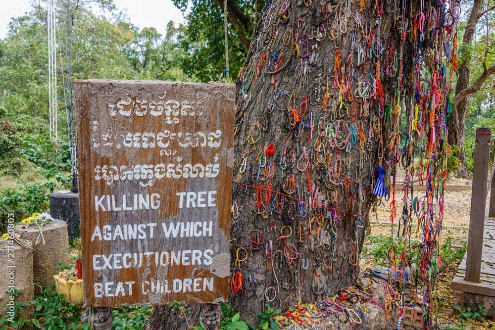Foto de Colourful bracelets left by visitors at the "Killing Tree ...