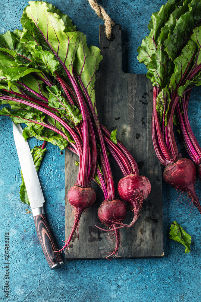 Foto de Großaufnahme von frischen reifen ungekochten roten Rüben (rote ...