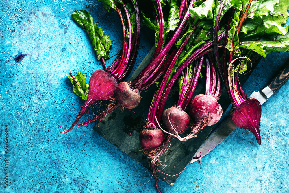 Großaufnahme von frischen reifen ungekochten roten Rüben (rote beete ...