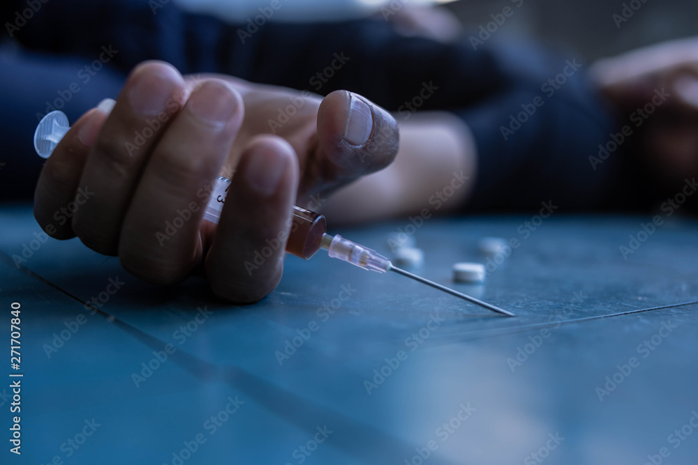 Asian men are drug addicts to inject heroin into their veins themselves ...