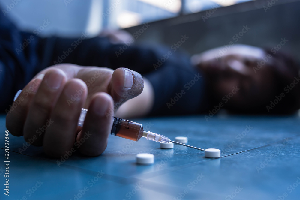 Asian men are drug addicts to inject heroin into their veins themselves ...