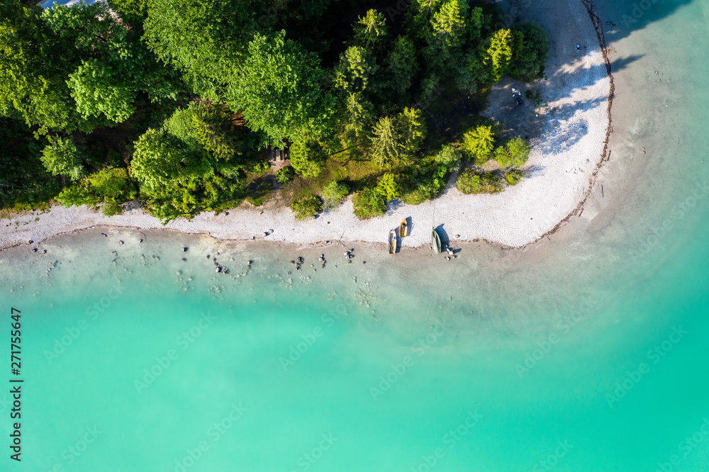 Türkises Wasser. Walchensee. Strand mit Booten und Wald. Bayern ...