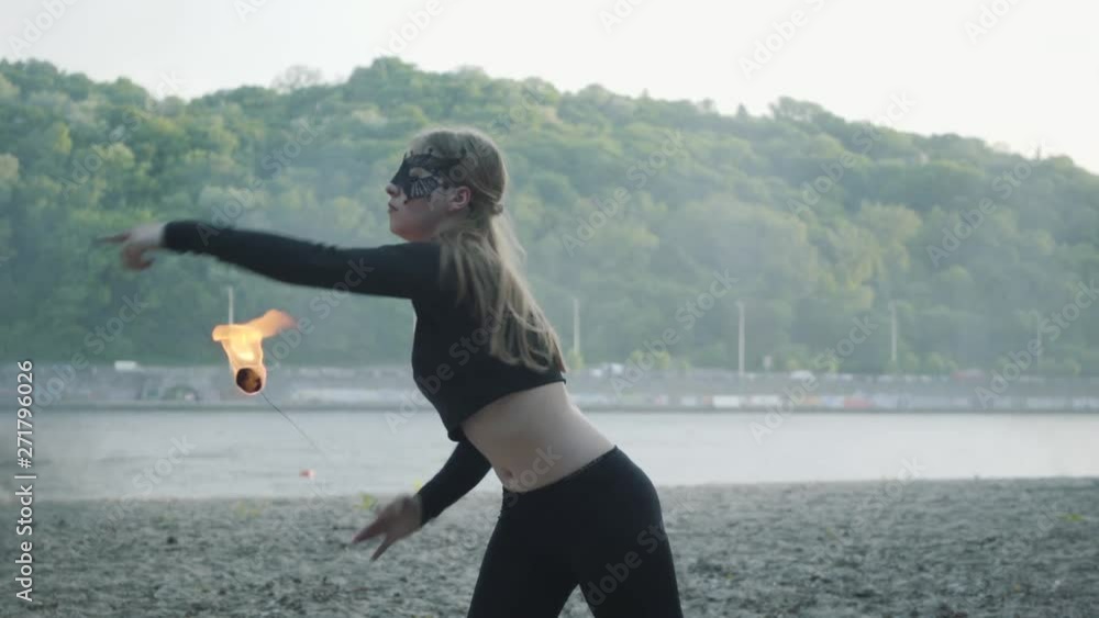 Vidéo Stock Confident slim woman in mask dancing, performing a show ...