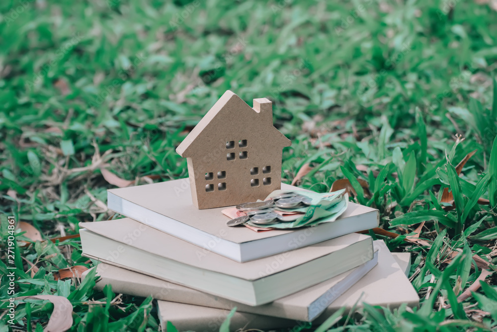 Real estate agent with house and bank note for home insurance.Model of ...