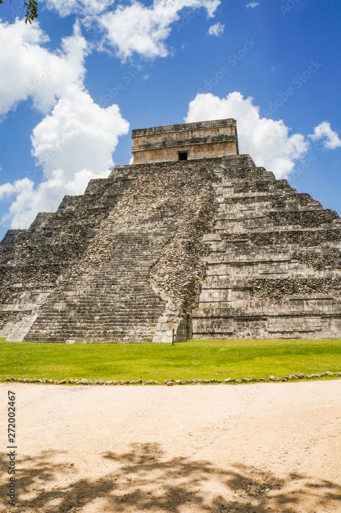 Temple of Kukulcan (El Castillo) of Chichén Itzá, mayan pyramid in ...