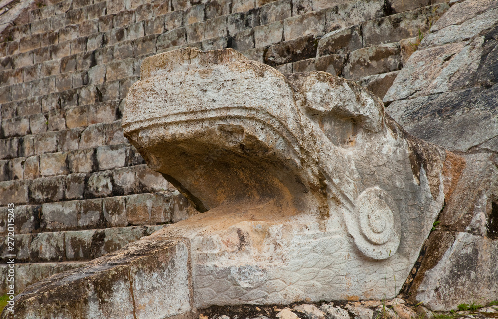 Cabeza Serpiente dios Kukulcán o Quetzalcóatl maya. Pirámide El ...