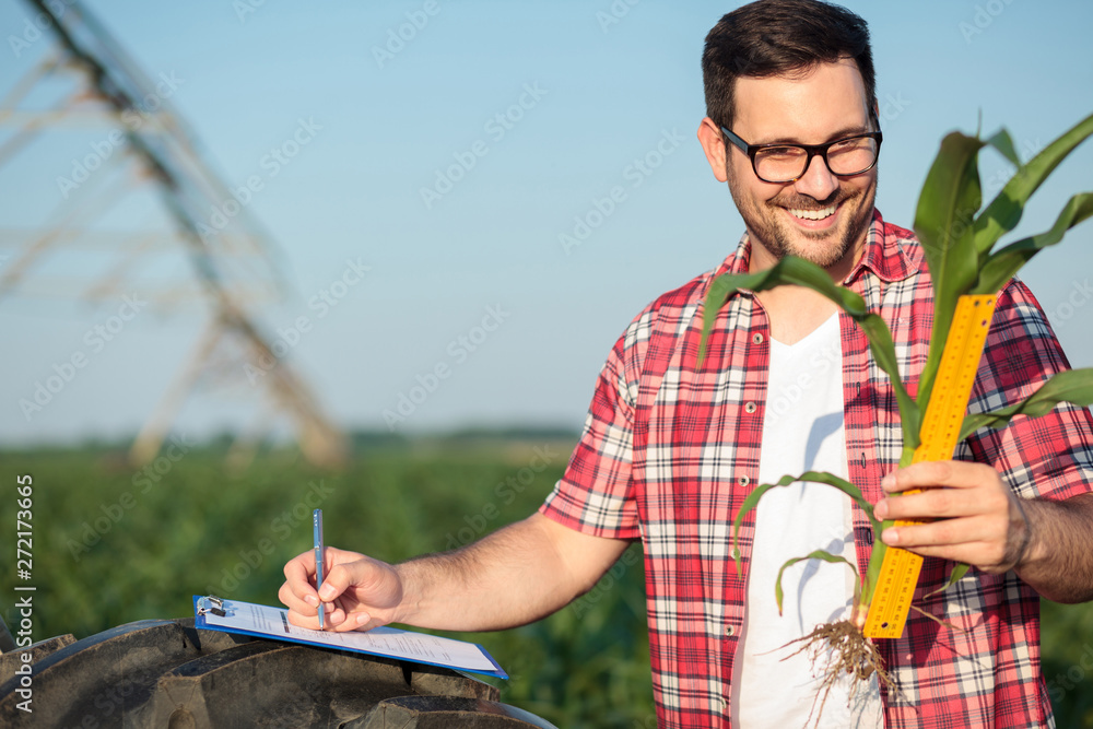 Foto de Happy young farmer or agronomist in red checkered shirt ...