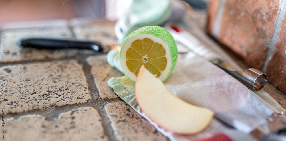 Limone verde, lyme, tagliato pronto per cocktail, spritz, sul bancone ...