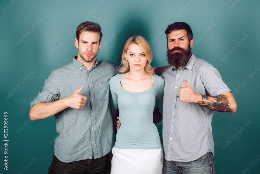 Love Triangle Concept Blonde Girl And Two Guys In Casual Clothes Looking At The Camera Foto De