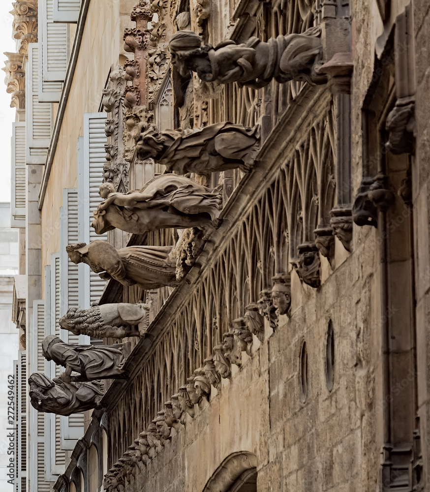 Gárgolas en fila. Arquitectura gótica. Arquitectura cristiana. Barrio ...