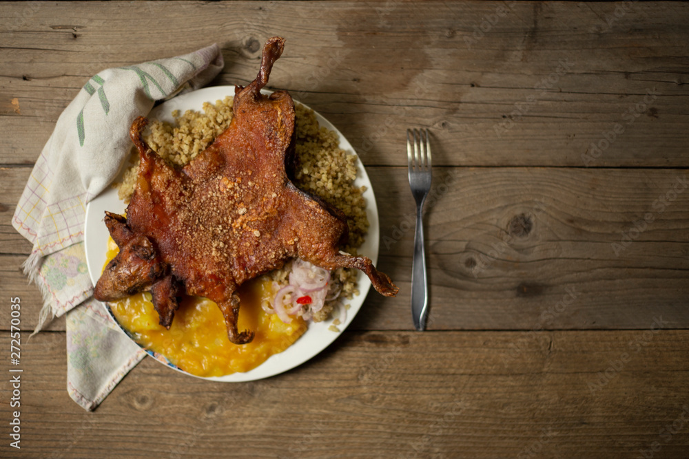 Foto Stock cuy entero frito con papa picante y trigo, comida peruana ...