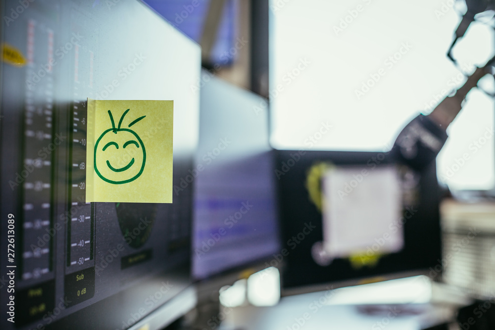 Smiley illustration at the working place, metaphor for feedback and ...