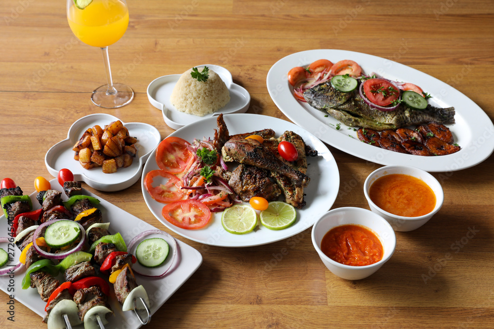 Repas Africain composé de poissons et de viande de boeuf foto de Stock ...