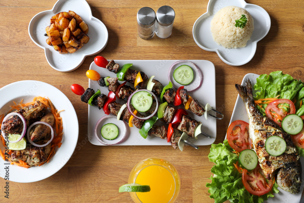 Repas Africain composé de poissons et de viande de boeuf Stock Photo ...