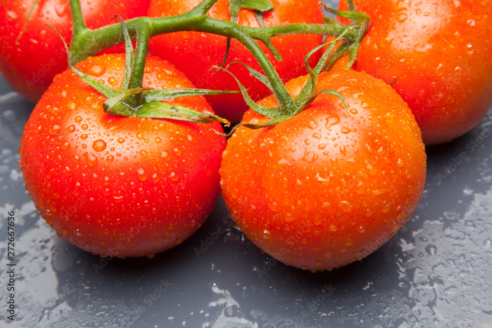 Tomates, rojos, sanos, saludables, llenos de sabor y vitaminas; se ...