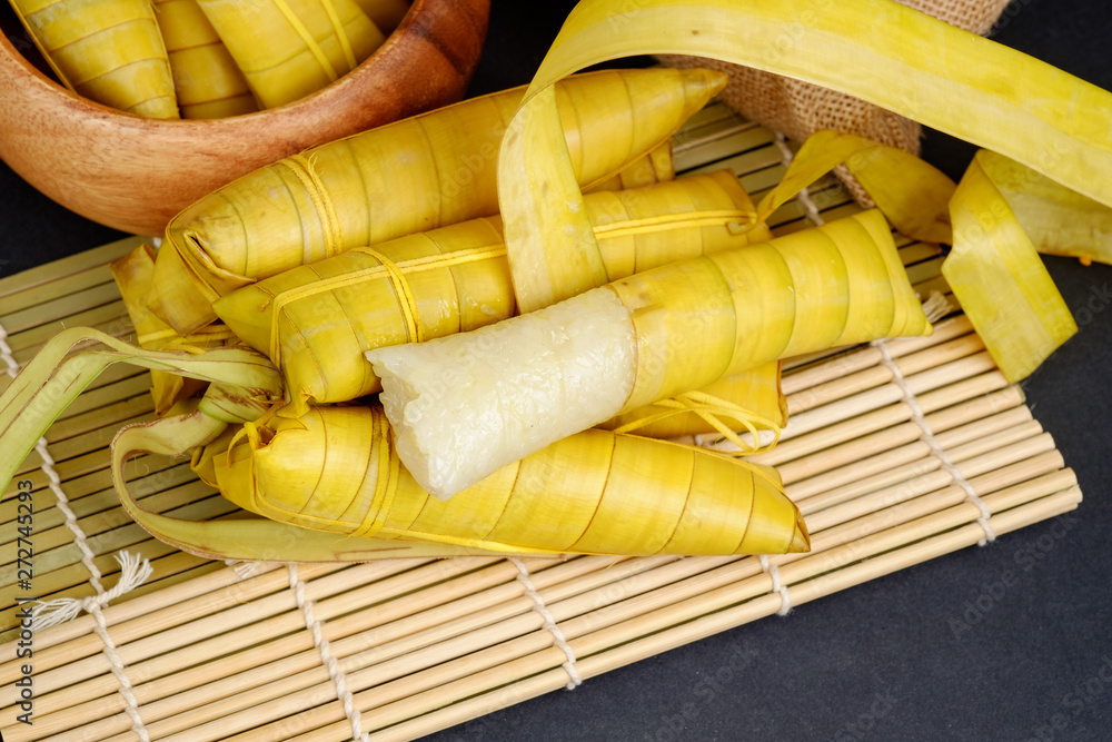 Foto de Suman sa Ibos, a traditional sticky rice cake wrapped in buli ...