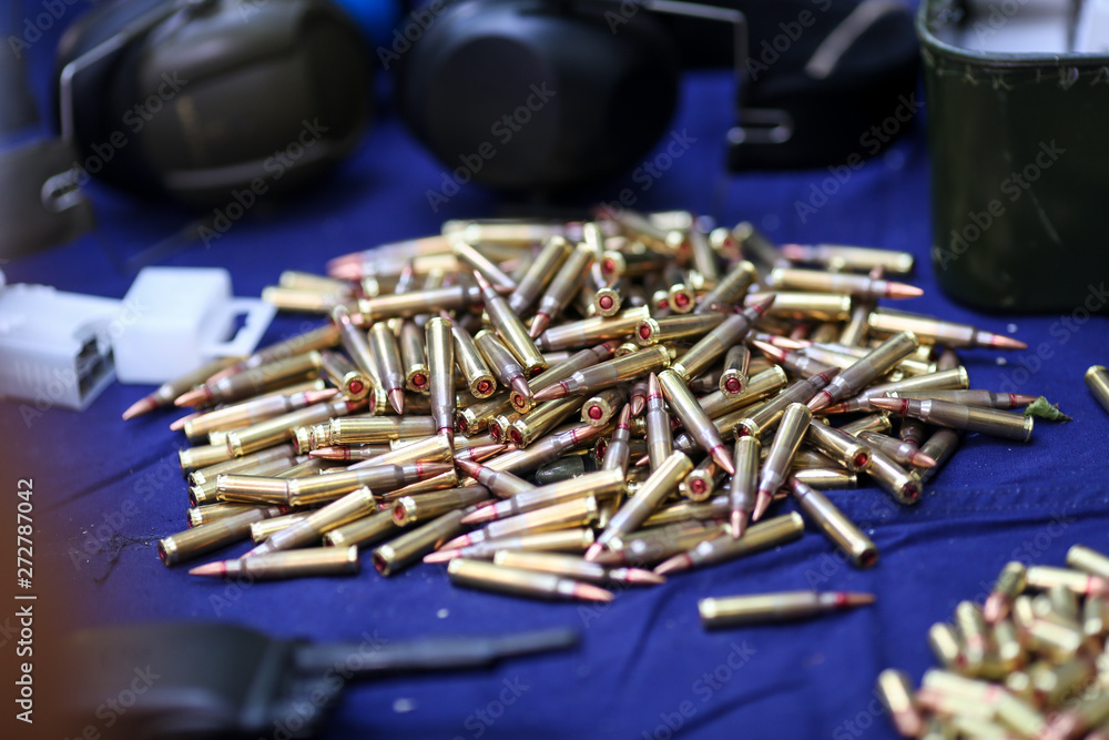 Details with 5.56 NATO ammunition on a table on a shooting range Stock ...