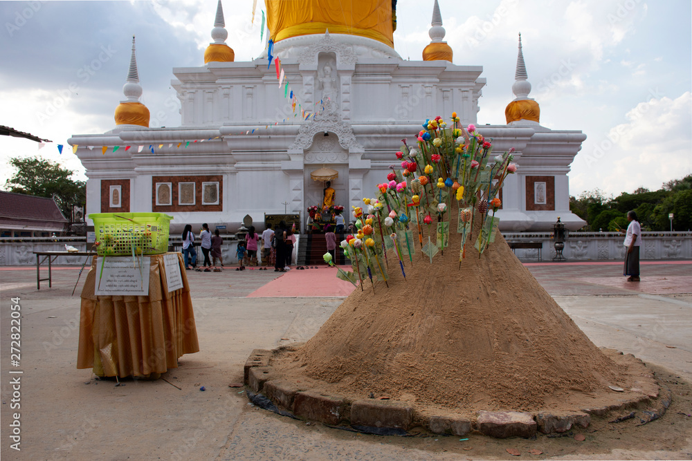 Thai people travel visited and respect praying Phra That Nadoon Chedi ...