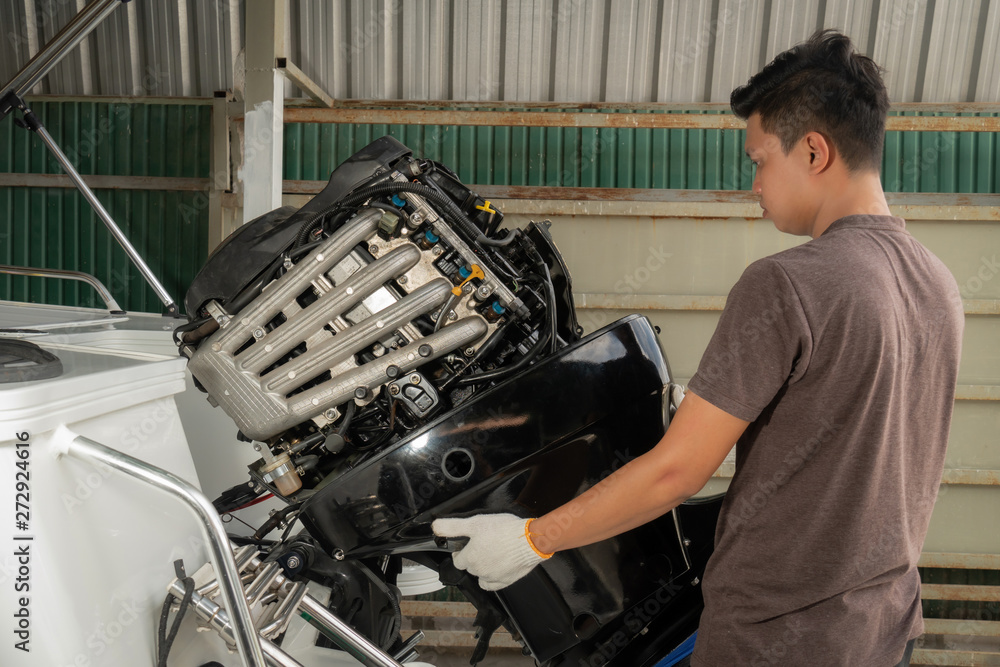 Foto de Repairing engines on aluminum boats , The technician is ...
