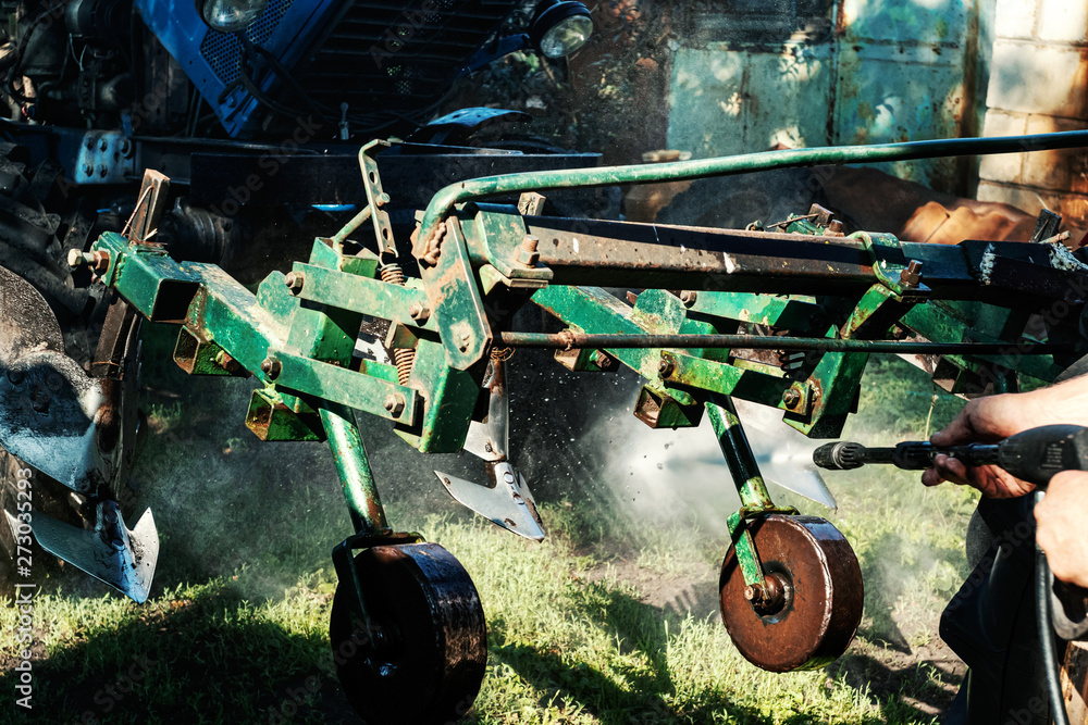 Manual wash tractor agricultural machinery, plows with pressure water ...