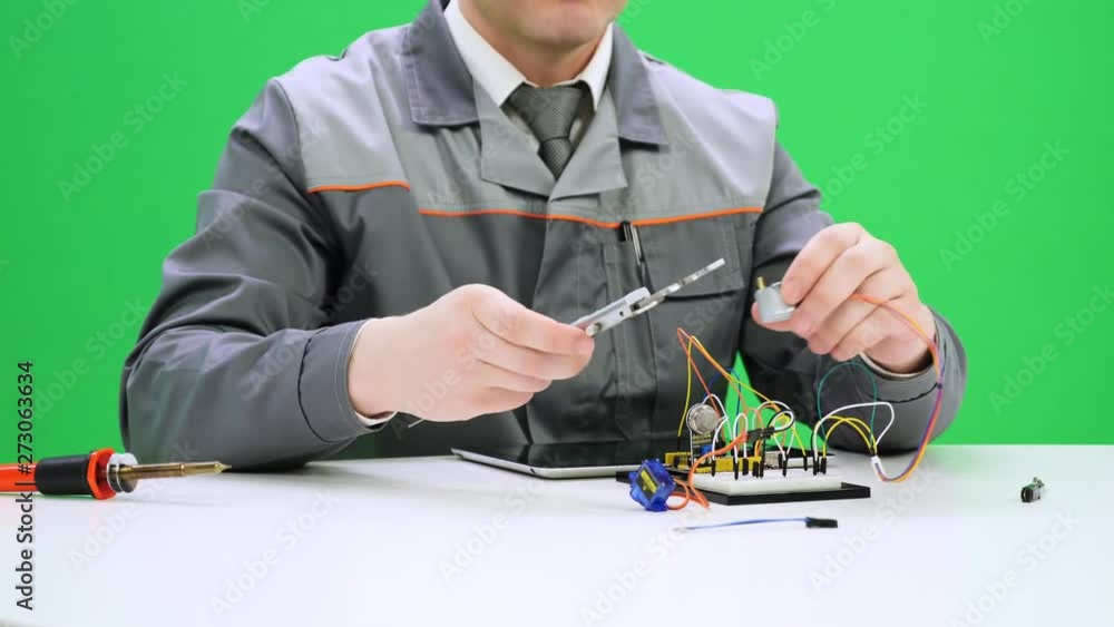 Vidéo Stock computer repair service. engineer at work in laboratory ...