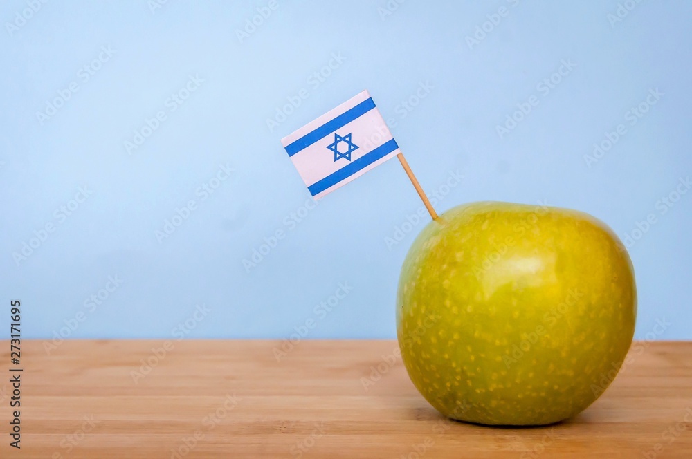 Foto de Granny Smith green apple grown in Israel with a little Israeli ...