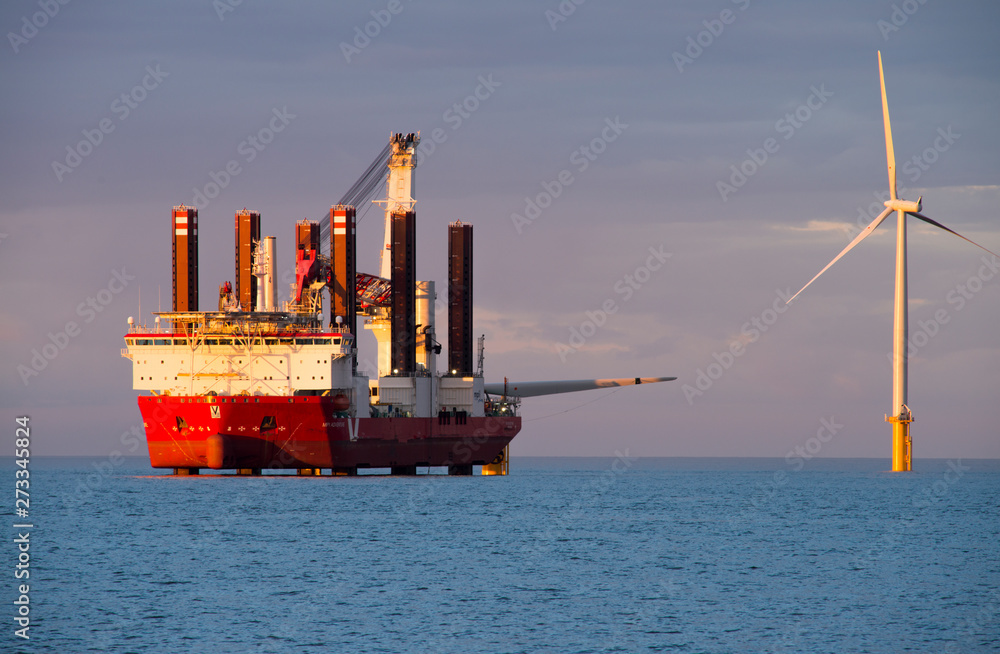 Foto de Specialised jack up ship MPI Adventure erecting offshore wind ...