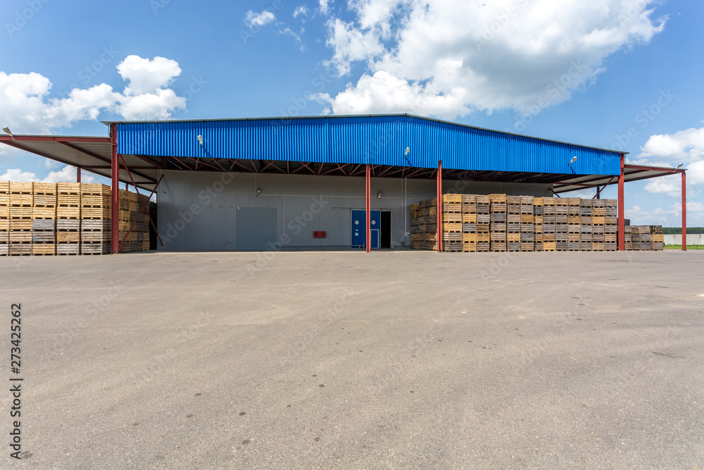 Fotografia do Stock: rows of wooden crates boxes and pallets for fruits ...