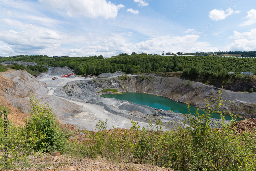 Lac artificiel dans une carrière a ciel ouvert Stock Photo | Adobe Stock