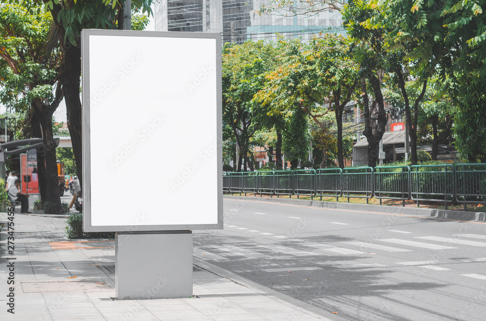 Foto Stock big blank billboard white LED screen vertical outstanding in ...