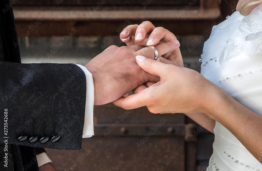 Frau steckt Mann den Ring bei der Hochzeit an den Ringfinger foto de ...