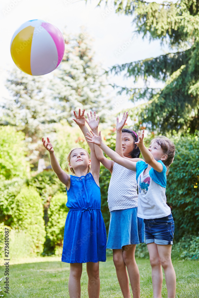 Mädchen spielen mit einem Ball Stock Photo | Adobe Stock