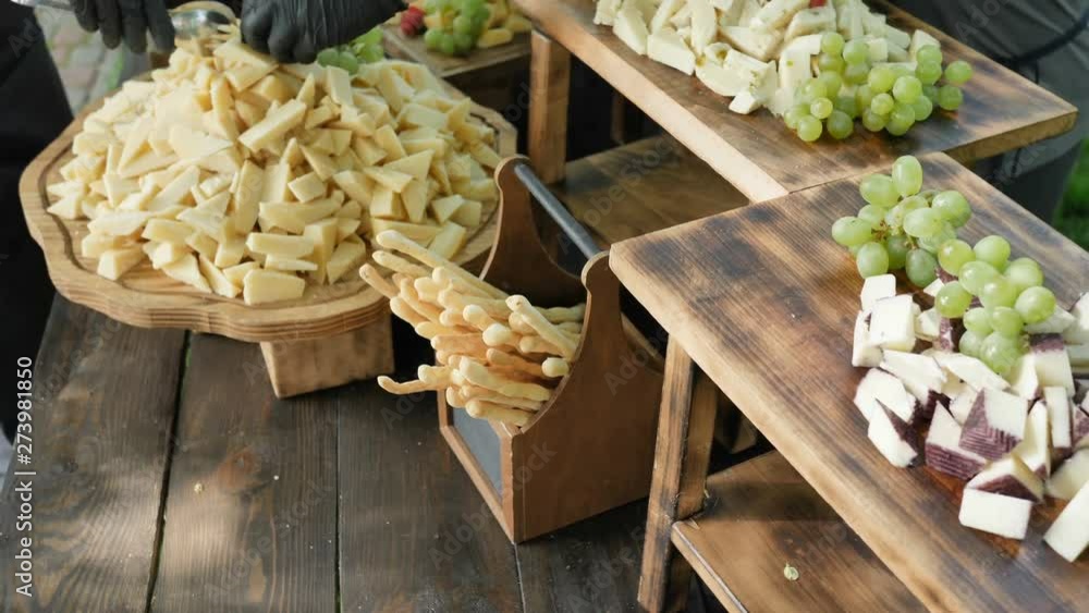 Vidéo Stock Decorating a cheese station at a corporate party or a ...