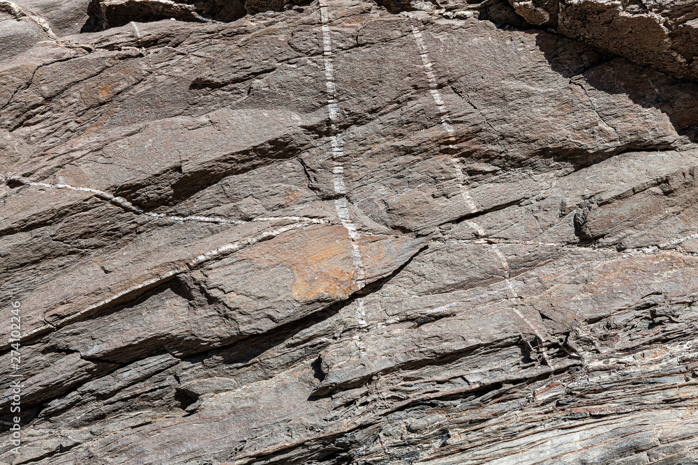 Superfície da rocha natural, com linhas de cristais brancos. Textura da ...