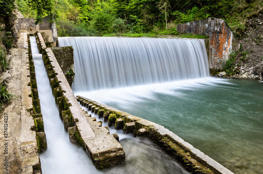 Barrage pour l'hydroélectricité et échelle à poissons Stock-Foto ...
