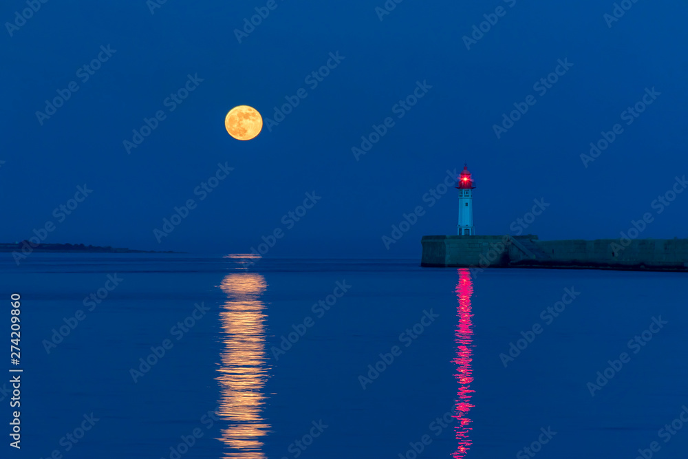 Foto de Luna llena iluminando la entrada al puerto de Almeria con el ...