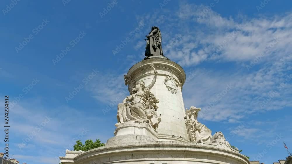 Hyperlapse in Paris Peace-statue in Paris. A dolly shot around the ...